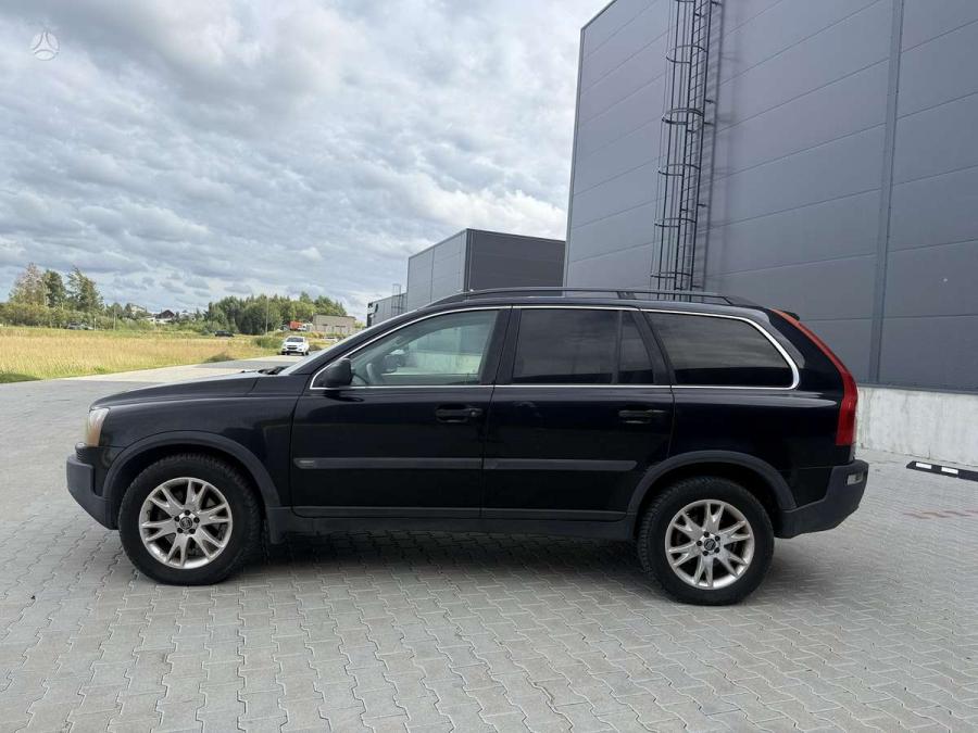 Black Volvo XC90 2005 in Siauliai, with an engine capacity of 2.40 L and mileage of 176 thousand km for 2900 €, photo 7 on AUTOMOTO.COM.LV