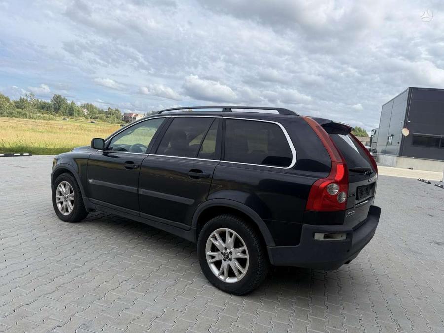 Black Volvo XC90 2005 in Siauliai, with an engine capacity of 2.40 L and mileage of 176 thousand km for 2900 €, photo 8 on AUTOMOTO.COM.LV