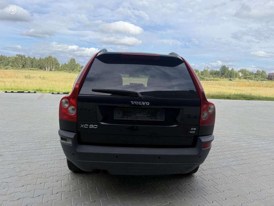 Black Volvo XC90 2005 in Siauliai, with an engine capacity of 2.40 L and mileage of 176 thousand km for 2900 €, photo 9 on AUTOMOTO.COM.LV