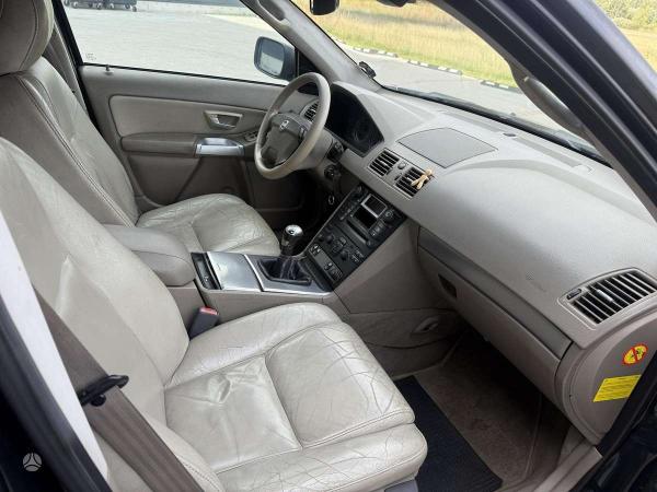 Black Volvo XC90 2005 in Siauliai, with an engine capacity of 2.40 L and mileage of 176 thousand km for 2900 €, photo 10 on AUTOMOTO.COM.LV