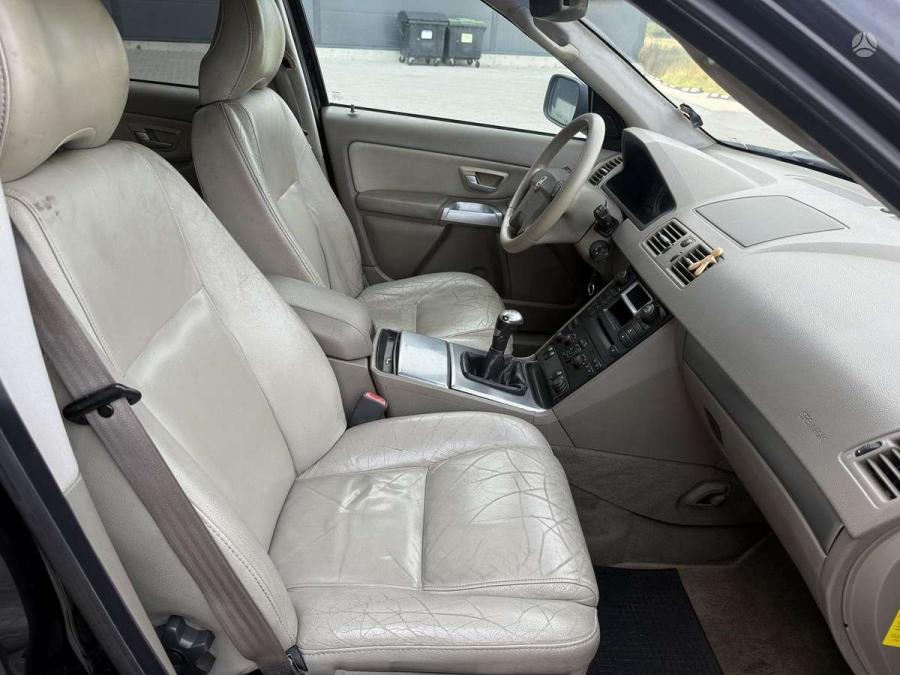Black Volvo XC90 2005 in Siauliai, with an engine capacity of 2.40 L and mileage of 176 thousand km for 2900 €, photo 11 on AUTOMOTO.COM.LV