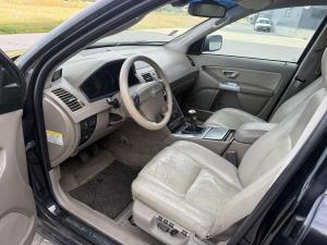 Black Volvo XC90 2005 in Siauliai, with an engine capacity of 2.40 L and mileage of 176 thousand km for 2900 €, photo 13 on AUTOMOTO.COM.LV
