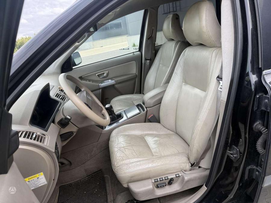 Black Volvo XC90 2005 in Siauliai, with an engine capacity of 2.40 L and mileage of 176 thousand km for 2900 €, photo 15 on AUTOMOTO.COM.LV