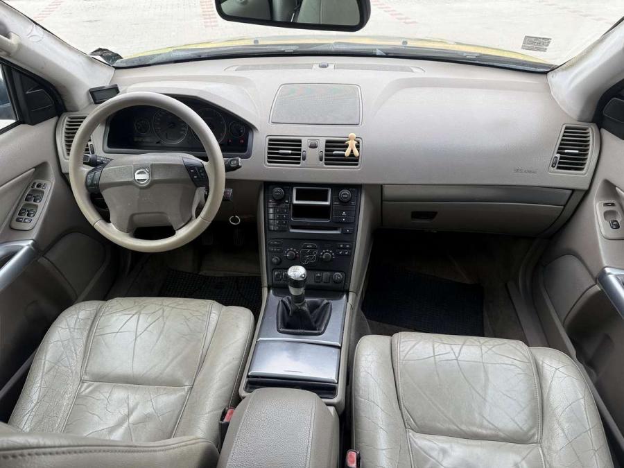 Black Volvo XC90 2005 in Siauliai, with an engine capacity of 2.40 L and mileage of 176 thousand km for 2900 €, photo 16 on AUTOMOTO.COM.LV