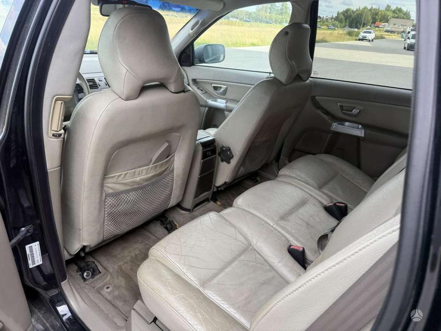 Black Volvo XC90 2005 in Siauliai, with an engine capacity of 2.40 L and mileage of 176 thousand km for 2900 €, photo 17 on AUTOMOTO.COM.LV