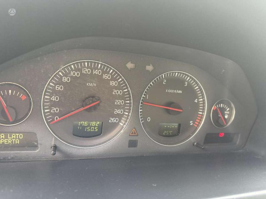 Black Volvo XC90 2005 in Siauliai, with an engine capacity of 2.40 L and mileage of 176 thousand km for 2900 €, photo 19 on AUTOMOTO.COM.LV