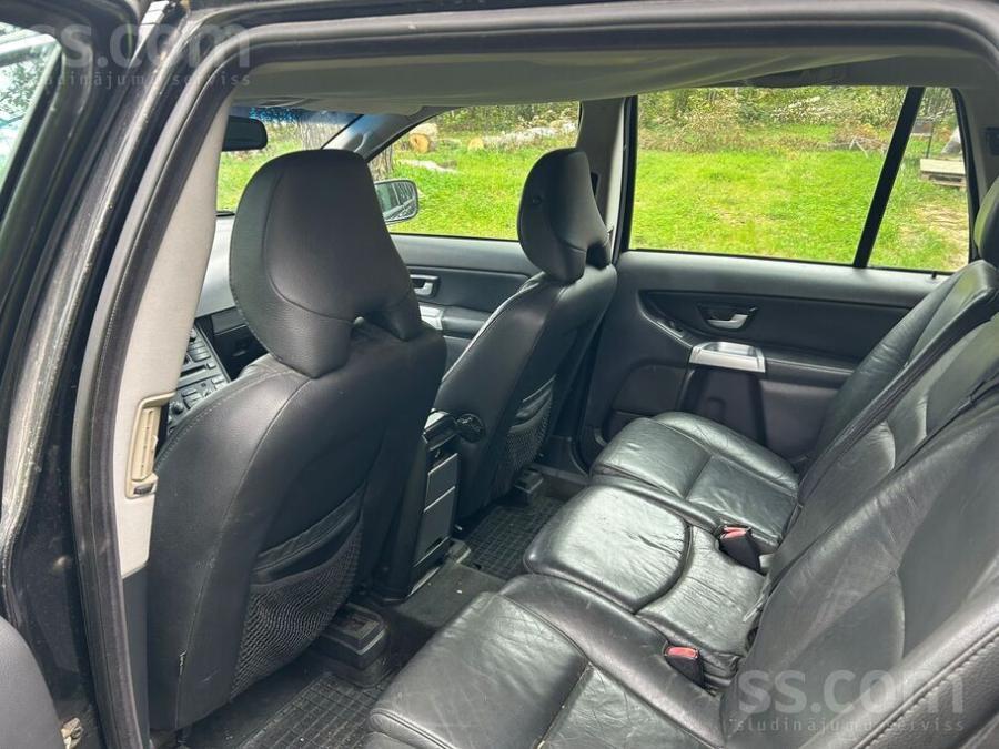 Melns Volvo XC90 2005 Aizkraukle, ar dzinēja tilpumu 2.40 L un nobraukumu 364 tūkst. km par 1000 €, foto 3 vietnē AUTOMOTO.COM.LV