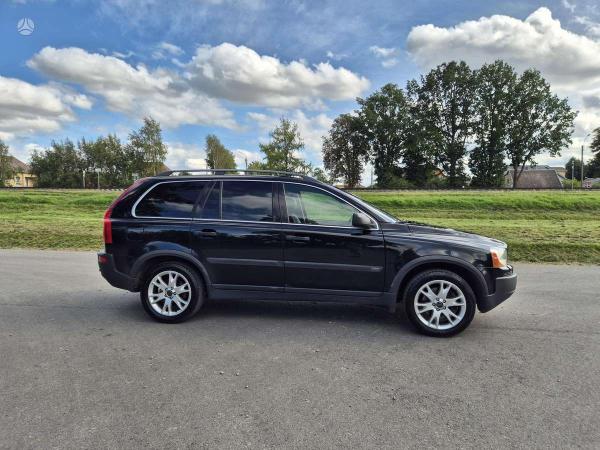 Black Volvo XC90 2005 in Siauliai, with an engine capacity of 2.40 L and mileage of 294 thousand km for 2599 €, photo 5 on AUTOMOTO.COM.LV