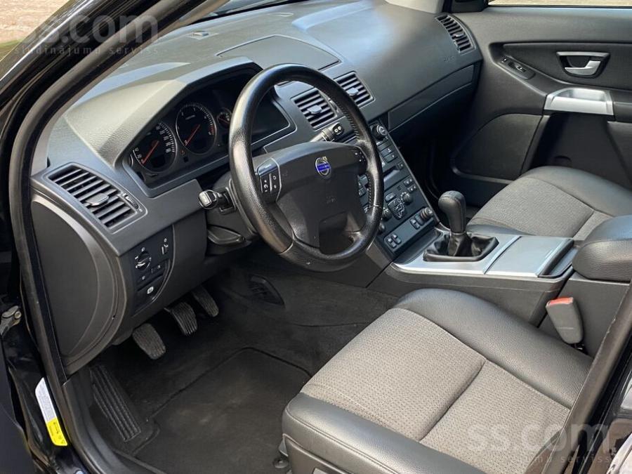 Black Volvo XC90 2005 in Riga, with an engine capacity of 2.40 L and mileage of 300 thousand km for 4100 €, photo 16 on AUTOMOTO.COM.LV