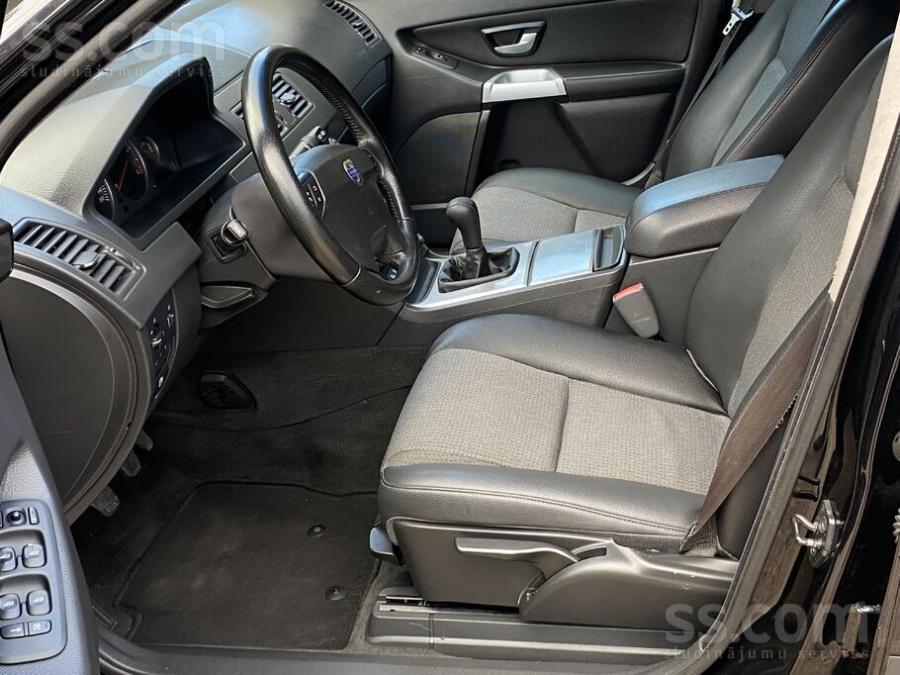 Black Volvo XC90 2005 in Riga, with an engine capacity of 2.40 L and mileage of 300 thousand km for 4100 €, photo 17 on AUTOMOTO.COM.LV