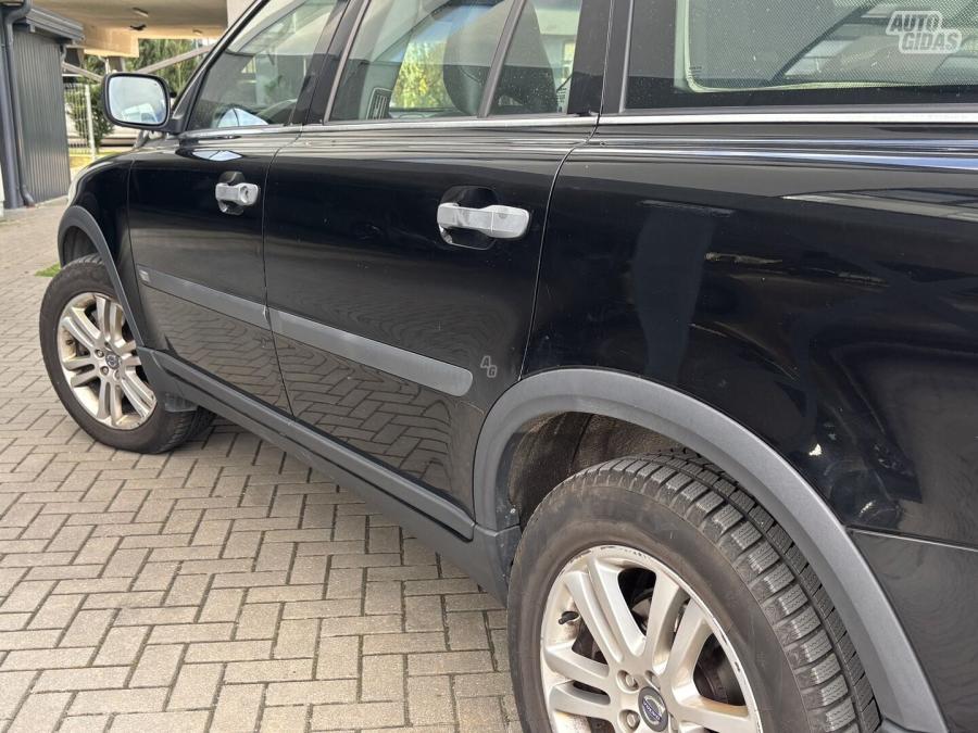 Black Volvo XC90 2005 in Kaunas, with an engine capacity of 2.40 L and mileage of 400 thousand km for 2000 €, photo 6 on AUTOMOTO.COM.LV