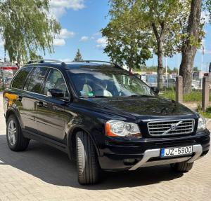 Black Volvo XC90 2006 in Saldus, with an engine capacity of 2.40 L and mileage of 370 thousand km for 33900 €, photo 1 on AUTOMOTO.COM.LV