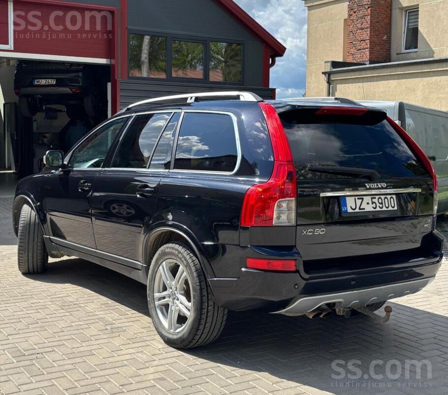 Black Volvo XC90 2006 in Saldus, with an engine capacity of 2.40 L and mileage of 370 thousand km for 33900 €, photo 2 on AUTOMOTO.COM.LV
