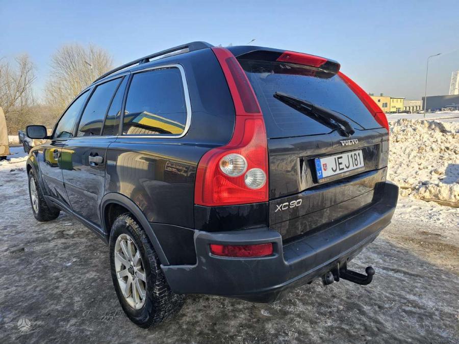 Black Volvo XC90 2006 in Kaunas, with an engine capacity of 2.40 L and mileage of 398 thousand km for 3999 €, photo 7 on AUTOMOTO.COM.LV