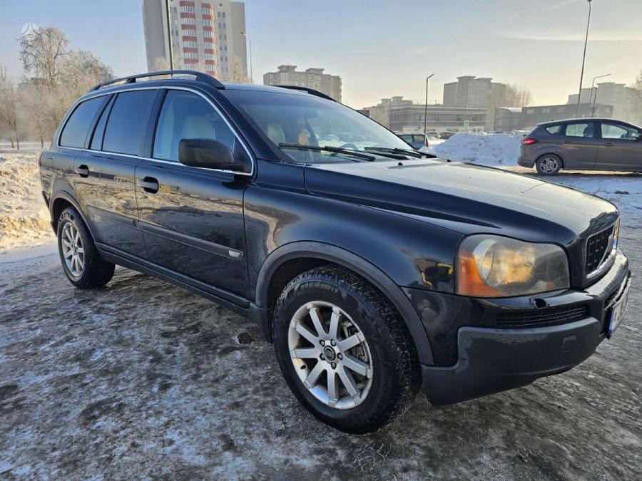 Black Volvo XC90 2006 in Kaunas, with an engine capacity of 2.40 L and mileage of 398 thousand km for 3999 €, photo 11 on AUTOMOTO.COM.LV