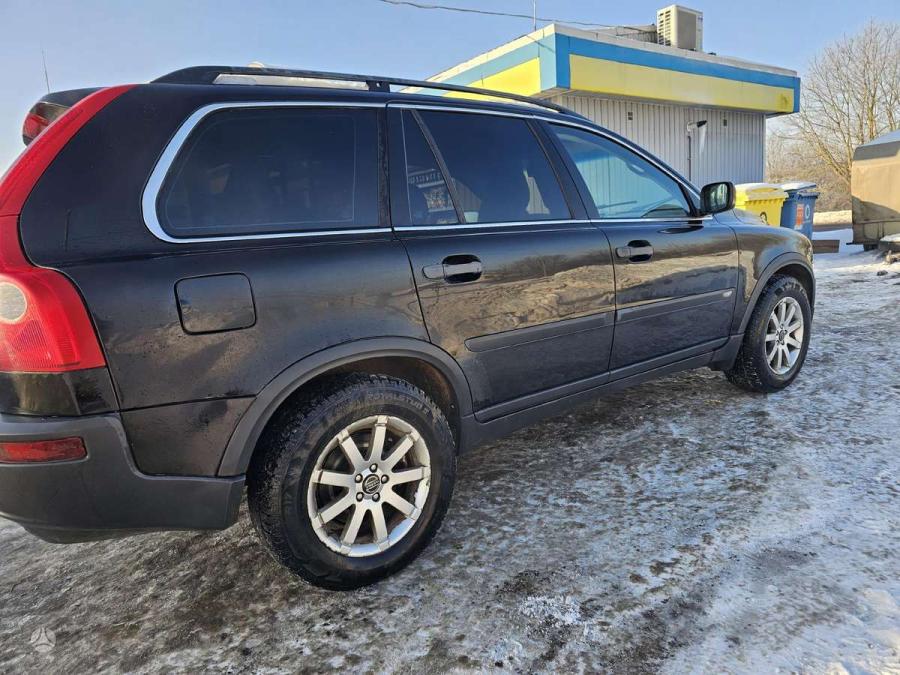 Black Volvo XC90 2006 in Kaunas, with an engine capacity of 2.40 L and mileage of 398 thousand km for 3999 €, photo 16 on AUTOMOTO.COM.LV