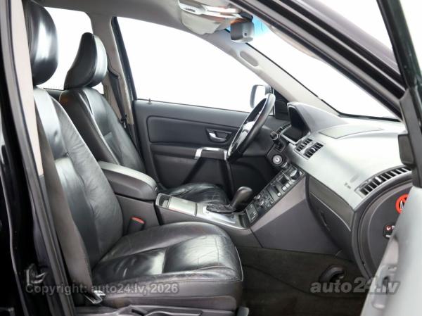 Black Volvo XC90 2006 in Tallinn, with an engine capacity of 2.40 L and mileage of 292 thousand km for 3999 €, photo 6 on AUTOMOTO.COM.LV