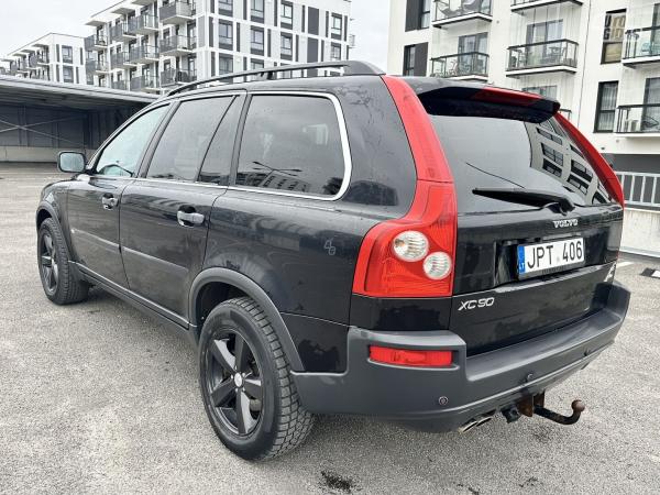 Black Volvo XC90 2006 in Vilnius, with an engine capacity of 2.40 L and mileage of 303 thousand km for 4499 €, photo 4 on AUTOMOTO.COM.LV