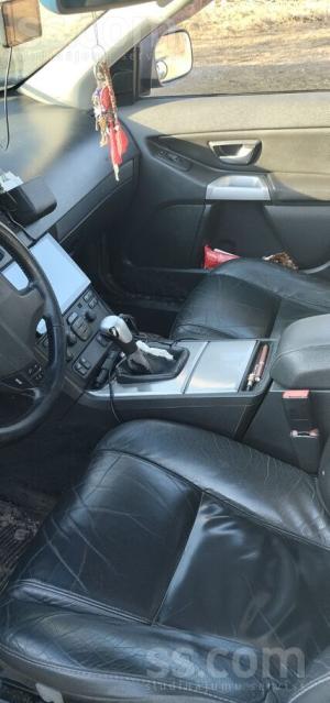 Black Volvo XC90 2006 in Saldus, with an engine capacity of 2.40 L and mileage of 366 thousand km for 4000 €, photo 7 on AUTOMOTO.COM.LV