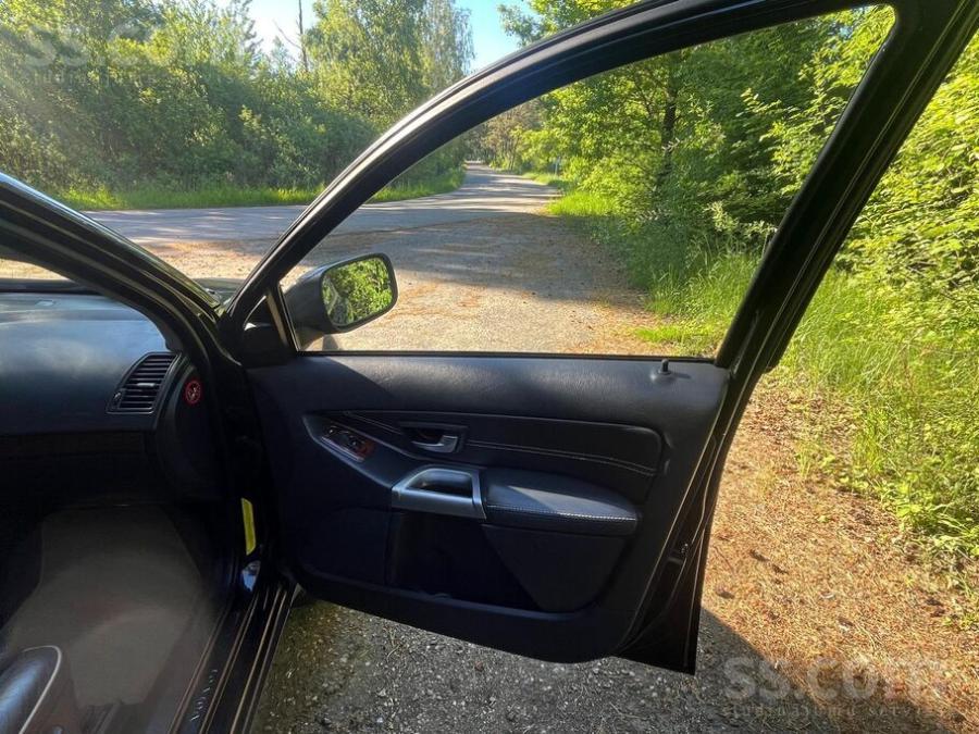 Melns Volvo XC90 2006 Rīga, ar dzinēja tilpumu 2.40 L un nobraukumu 330 tūkst. km par 6755 €, foto 13 vietnē AUTOMOTO.COM.LV