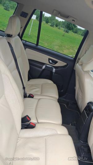 Black Volvo XC90 2006 in Maardu, with an engine capacity of 2.40 L and mileage of 263 thousand km for 6500 €, photo 10 on AUTOMOTO.COM.LV