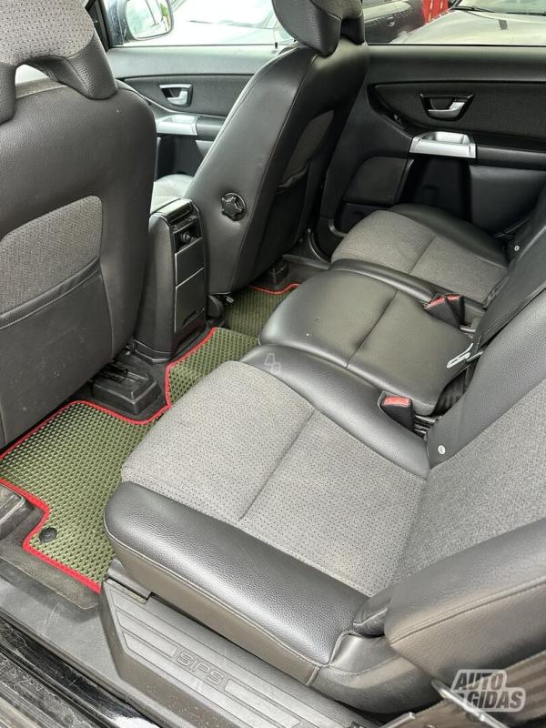 Black Volvo XC90 2006 in Pabrade, with an engine capacity of 2.40 L and mileage of 400 thousand km for 3650 €, photo 6 on AUTOMOTO.COM.LV