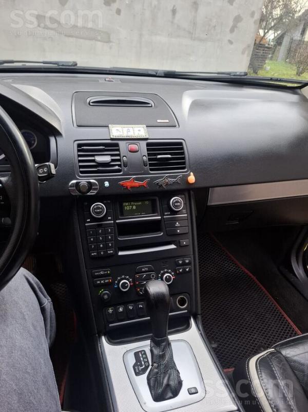 Black Volvo XC90 2006 in Jelgava, with an engine capacity of 2.40 L and mileage of 386 thousand km for 4500 €, photo 6 on AUTOMOTO.COM.LV