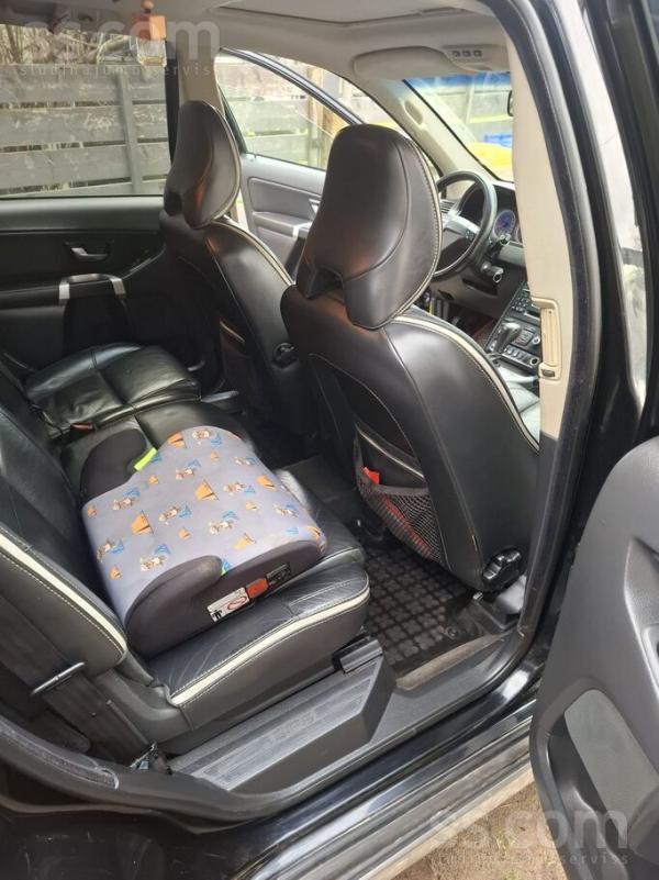Black Volvo XC90 2006 in Jelgava, with an engine capacity of 2.40 L and mileage of 386 thousand km for 4500 €, photo 9 on AUTOMOTO.COM.LV