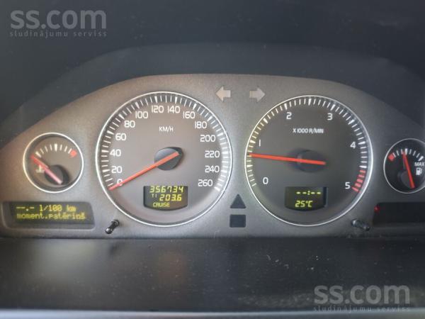 Black Volvo XC90 2006 in Valmiera, with an engine capacity of 2.40 L and mileage of 357 thousand km for 5700 €, photo 6 on AUTOMOTO.COM.LV