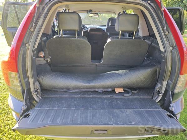 Black Volvo XC90 2006 in Valmiera, with an engine capacity of 2.40 L and mileage of 357 thousand km for 5700 €, photo 9 on AUTOMOTO.COM.LV