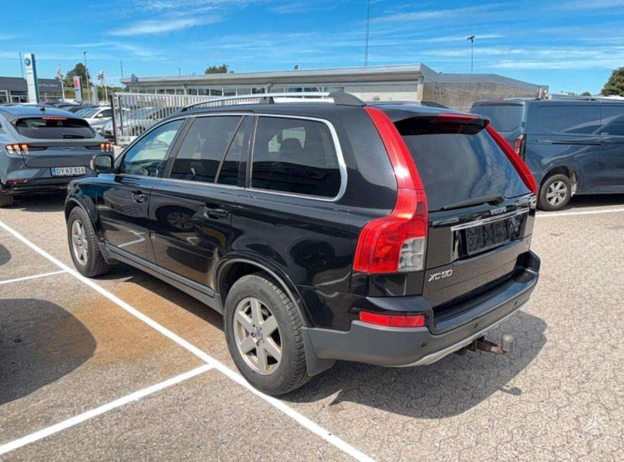 Black Volvo XC90 2006 in Vilnius, with an engine capacity of 2.40 L and mileage of 189 thousand km for 3800 €, photo 4 on AUTOMOTO.COM.LV