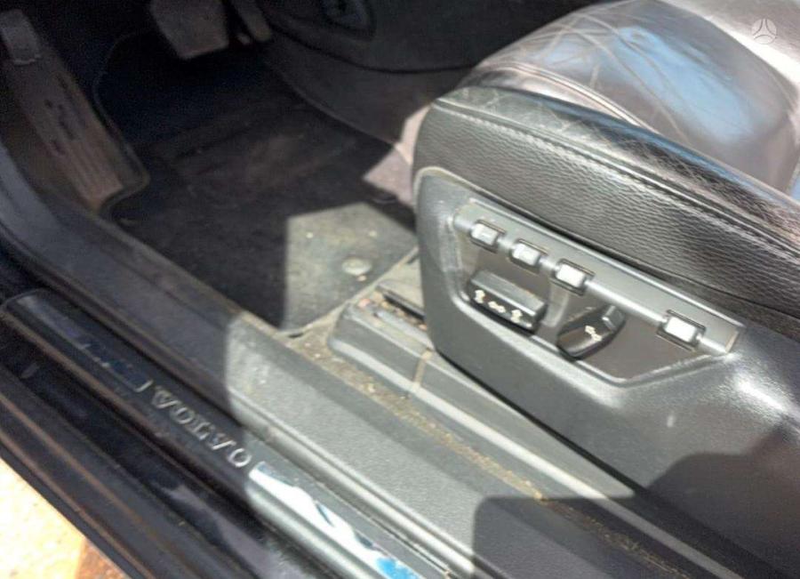 Black Volvo XC90 2006 in Vilnius, with an engine capacity of 2.40 L and mileage of 189 thousand km for 3800 €, photo 9 on AUTOMOTO.COM.LV