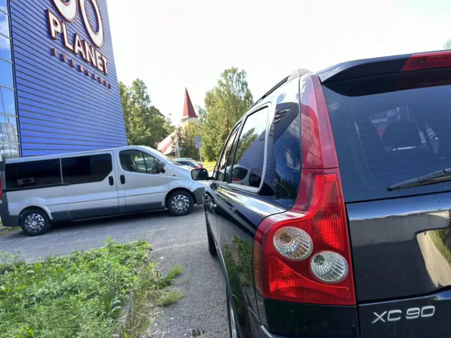 Black Volvo XC90 2006 in Riga, with an engine capacity of 2.40 L and mileage of 280 thousand km for 4290 €, photo 6 on AUTOMOTO.COM.LV