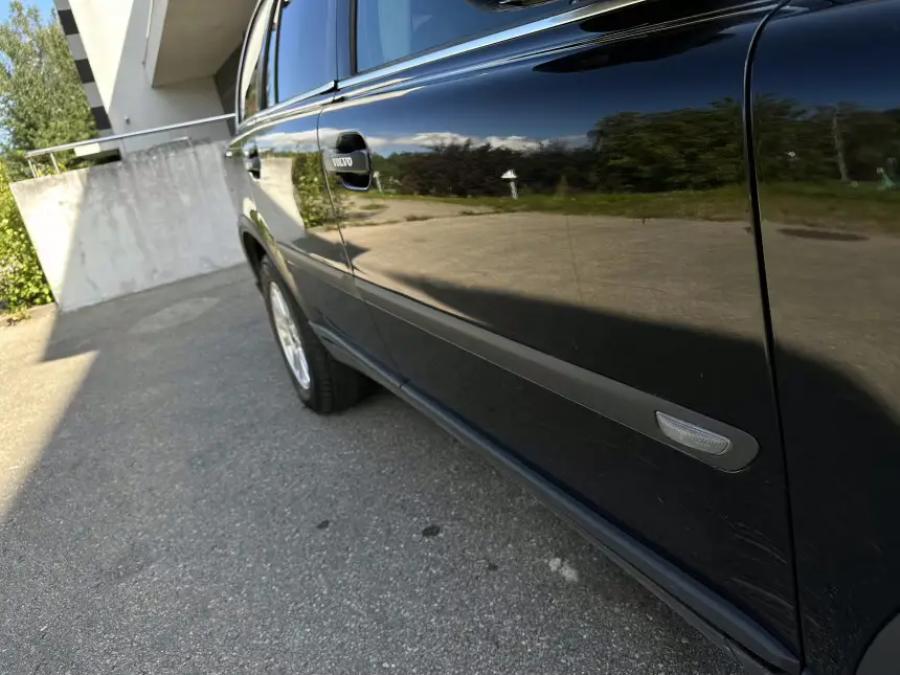 Black Volvo XC90 2006 in Riga, with an engine capacity of 2.40 L and mileage of 280 thousand km for 4290 €, photo 16 on AUTOMOTO.COM.LV