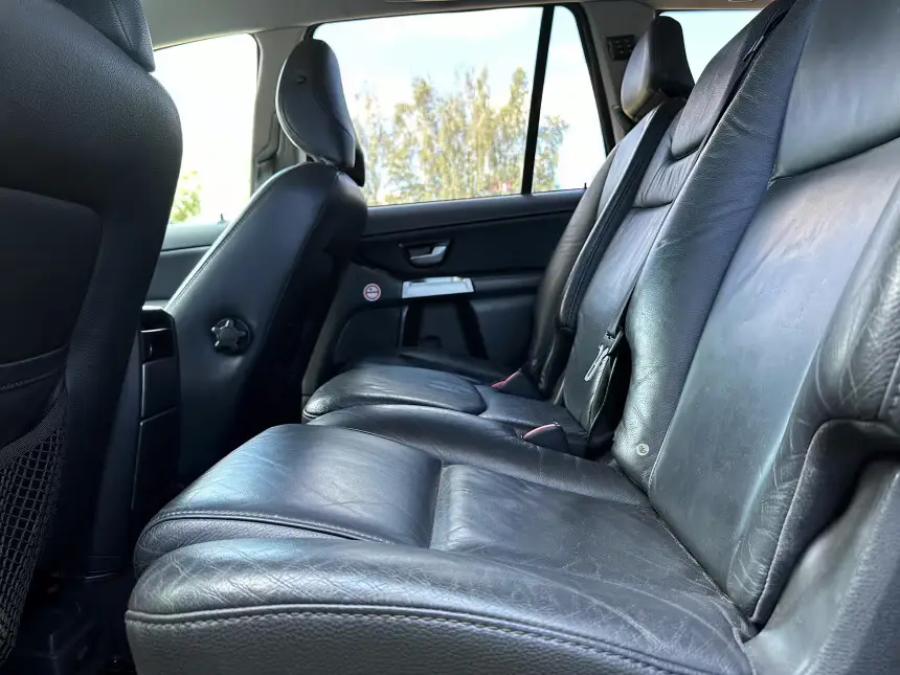 Black Volvo XC90 2006 in Riga, with an engine capacity of 2.40 L and mileage of 280 thousand km for 4290 €, photo 19 on AUTOMOTO.COM.LV