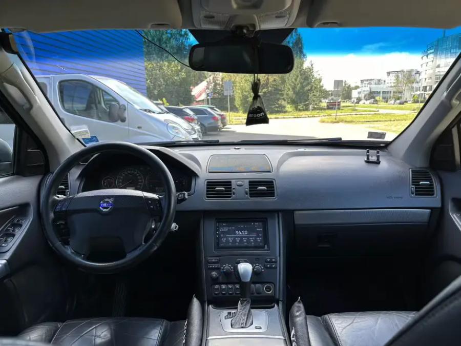 Black Volvo XC90 2006 in Riga, with an engine capacity of 2.40 L and mileage of 280 thousand km for 4290 €, photo 23 on AUTOMOTO.COM.LV