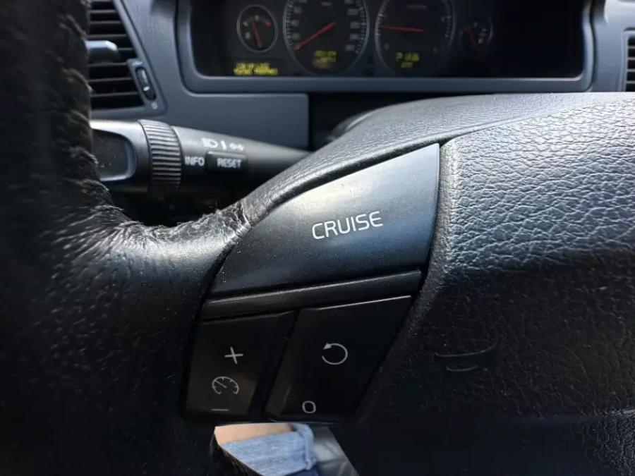 Black Volvo XC90 2006 in Riga, with an engine capacity of 2.40 L and mileage of 280 thousand km for 4290 €, photo 29 on AUTOMOTO.COM.LV