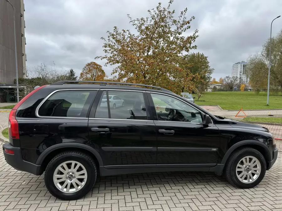 Black Volvo XC90 2006 in Riga, with an engine capacity of 2.40 L and mileage of 349 thousand km for 3690 €, photo 5 on AUTOMOTO.COM.LV