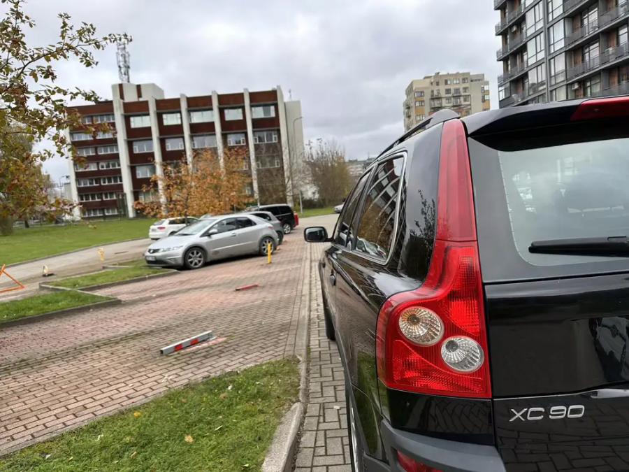 Black Volvo XC90 2006 in Riga, with an engine capacity of 2.40 L and mileage of 349 thousand km for 3690 €, photo 10 on AUTOMOTO.COM.LV