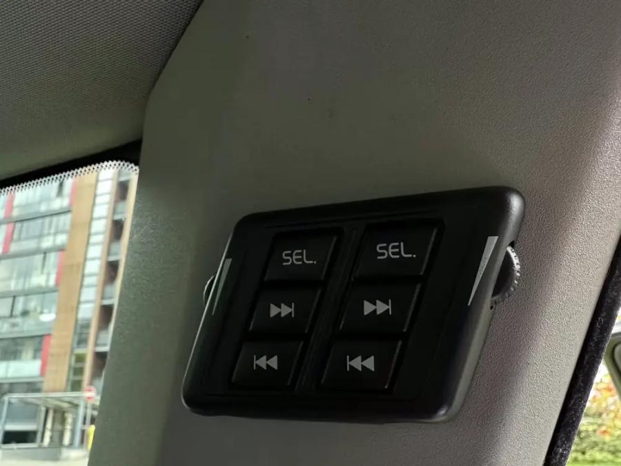 Black Volvo XC90 2006 in Riga, with an engine capacity of 2.40 L and mileage of 349 thousand km for 3690 €, photo 21 on AUTOMOTO.COM.LV