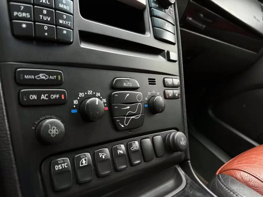 Black Volvo XC90 2006 in Riga, with an engine capacity of 2.40 L and mileage of 349 thousand km for 3690 €, photo 26 on AUTOMOTO.COM.LV