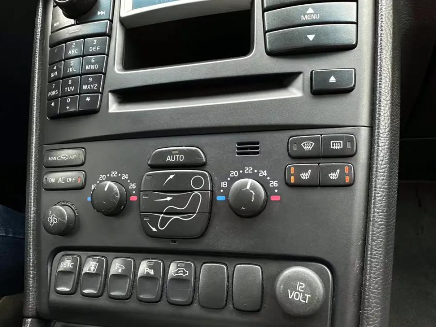 Black Volvo XC90 2006 in Riga, with an engine capacity of 2.40 L and mileage of 349 thousand km for 3690 €, photo 27 on AUTOMOTO.COM.LV