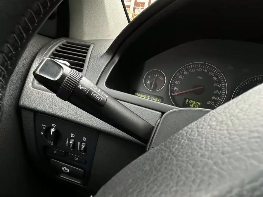 Black Volvo XC90 2006 in Riga, with an engine capacity of 2.40 L and mileage of 349 thousand km for 3690 €, photo 33 on AUTOMOTO.COM.LV