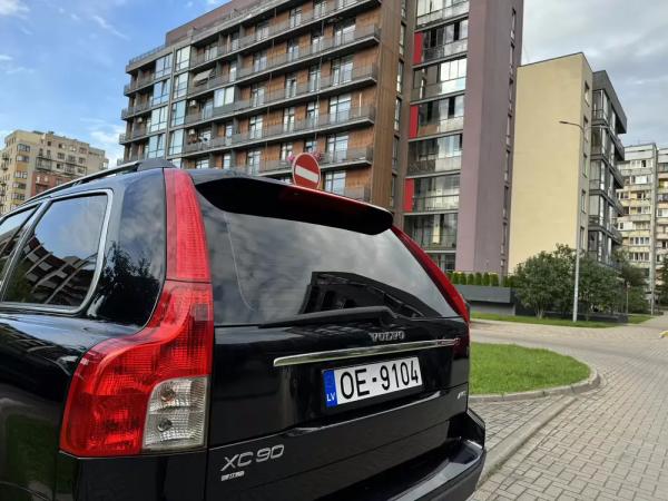 Black Volvo XC90 2006 in Riga, with an engine capacity of 2.40 L and mileage of 324 thousand km for 3990 €, photo 8 on AUTOMOTO.COM.LV