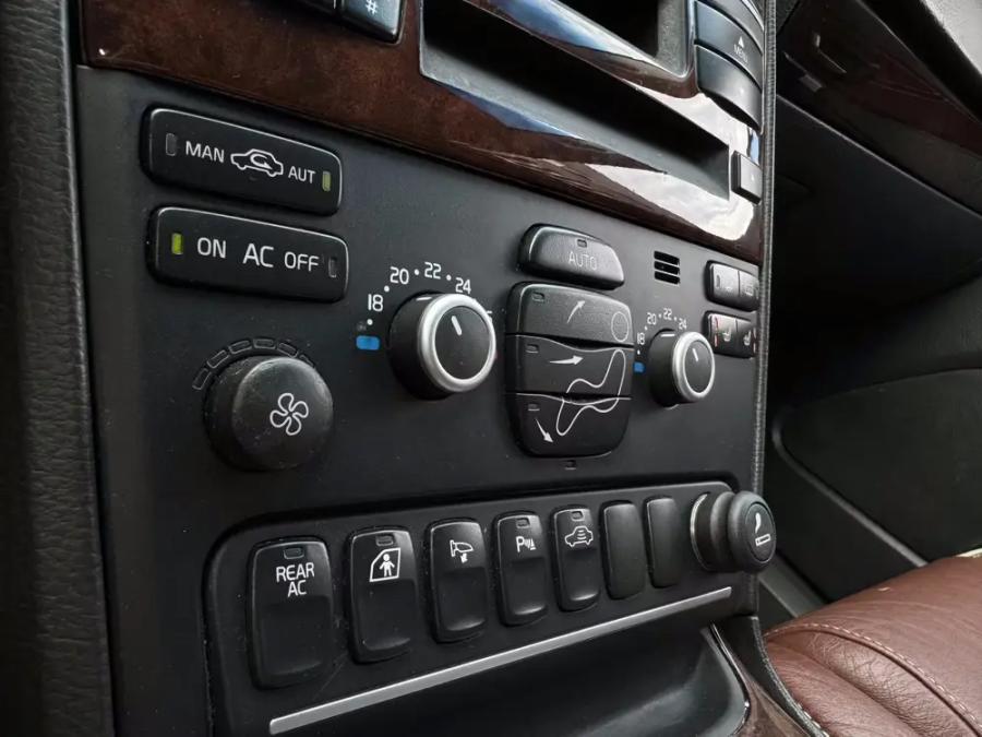 Melns Volvo XC90 2006 Rīga, ar dzinēja tilpumu 2.40 L un nobraukumu 324 tūkst. km par 3990 €, foto 31 vietnē AUTOMOTO.COM.LV