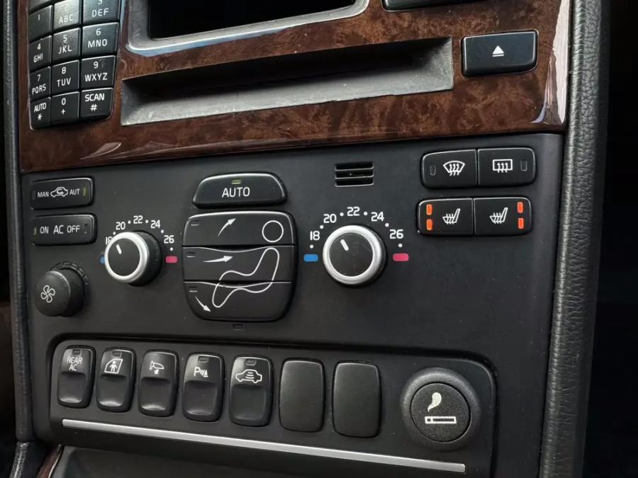 Melns Volvo XC90 2006 Rīga, ar dzinēja tilpumu 2.40 L un nobraukumu 324 tūkst. km par 3990 €, foto 32 vietnē AUTOMOTO.COM.LV