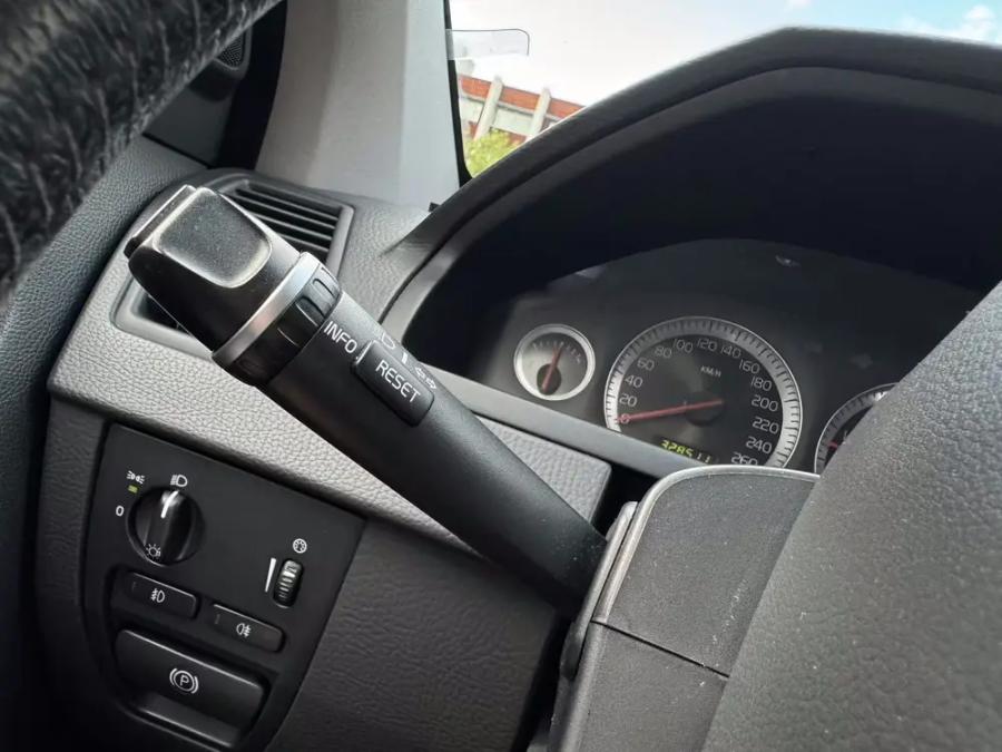 Melns Volvo XC90 2006 Rīga, ar dzinēja tilpumu 2.40 L un nobraukumu 324 tūkst. km par 3990 €, foto 37 vietnē AUTOMOTO.COM.LV