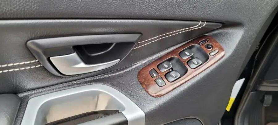 Melns Volvo XC90 2006 Rīga, ar dzinēja tilpumu 2.40 L un nobraukumu 274 tūkst. km par 8900 €, foto 24 vietnē AUTOMOTO.COM.LV
