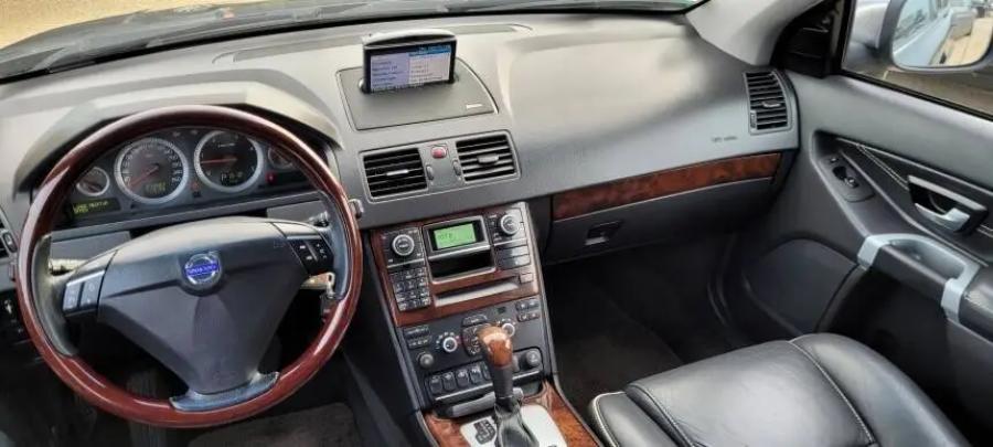 Melns Volvo XC90 2006 Rīga, ar dzinēja tilpumu 2.40 L un nobraukumu 274 tūkst. km par 8900 €, foto 28 vietnē AUTOMOTO.COM.LV