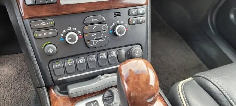 Melns Volvo XC90 2006 Rīga, ar dzinēja tilpumu 2.40 L un nobraukumu 274 tūkst. km par 8900 €, foto 32 vietnē AUTOMOTO.COM.LV